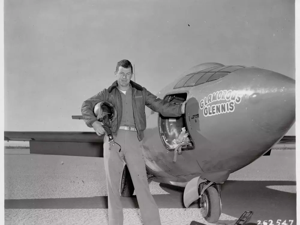 Chuck Yeager med Bell X-1. (NASM)