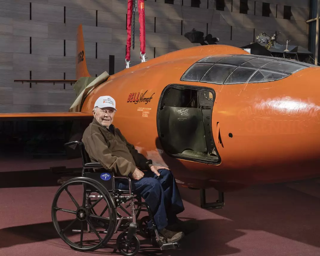 Chuck Yeager a kujerar guragu a gaban orange Bell X-1.