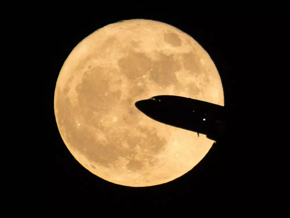 Super Pictures מצלמים את הסופר-ירח הגלוי היחיד של השנה