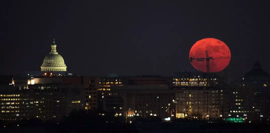 Super Pictures מצלמים את הסופר-ירח הגלוי היחיד של השנה 10046_1