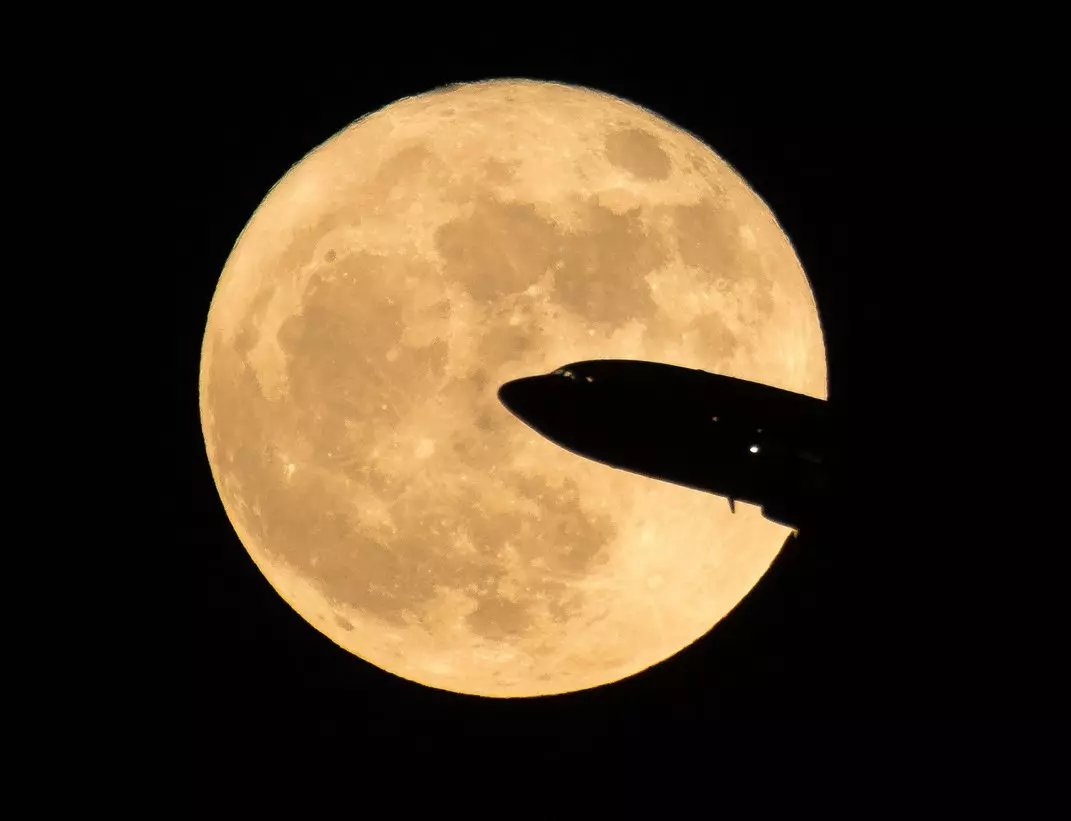 Super Pictures מצלמים את הסופר-ירח הגלוי היחיד של השנה 10046_2