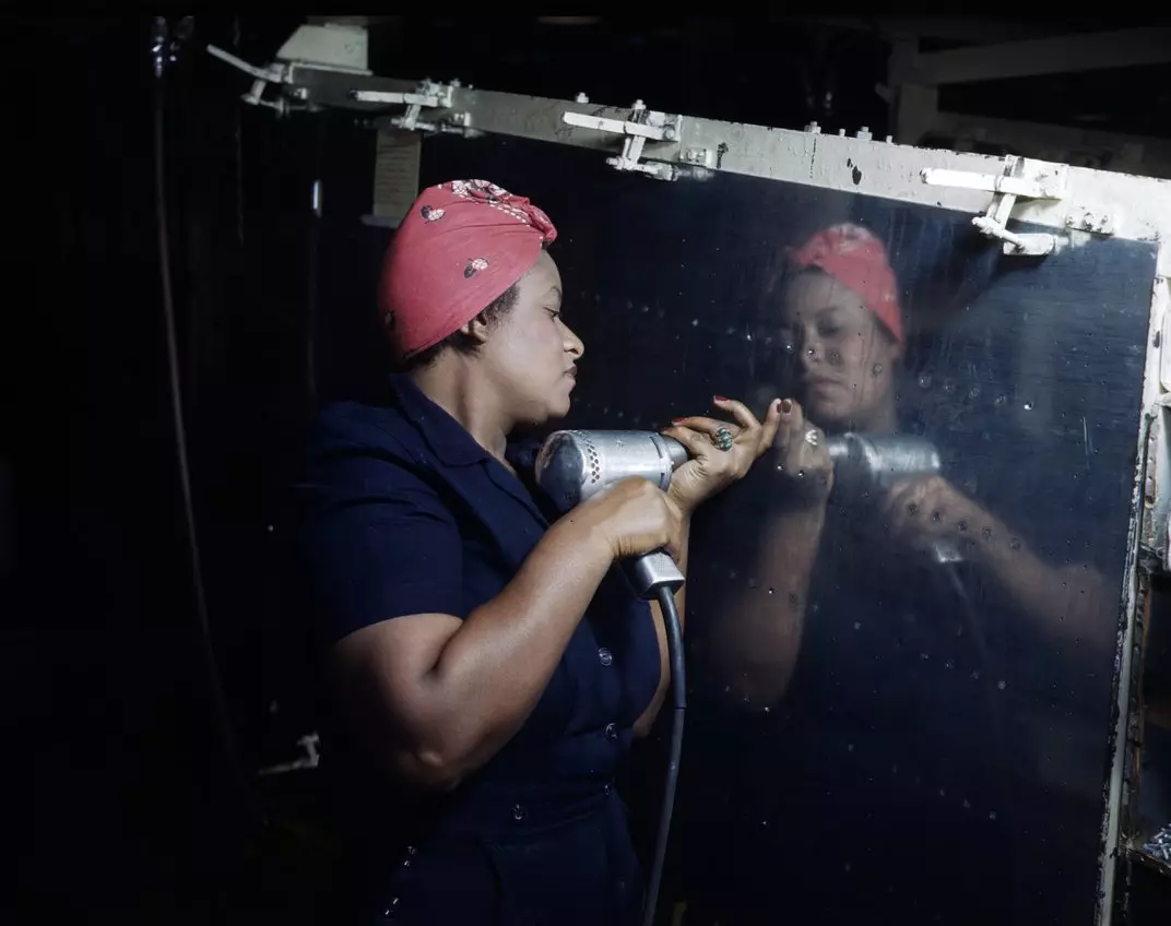 女人在田纳西州的 Vultee-Nashville 操作手钻，正在研究“复仇”俯冲轰炸机。