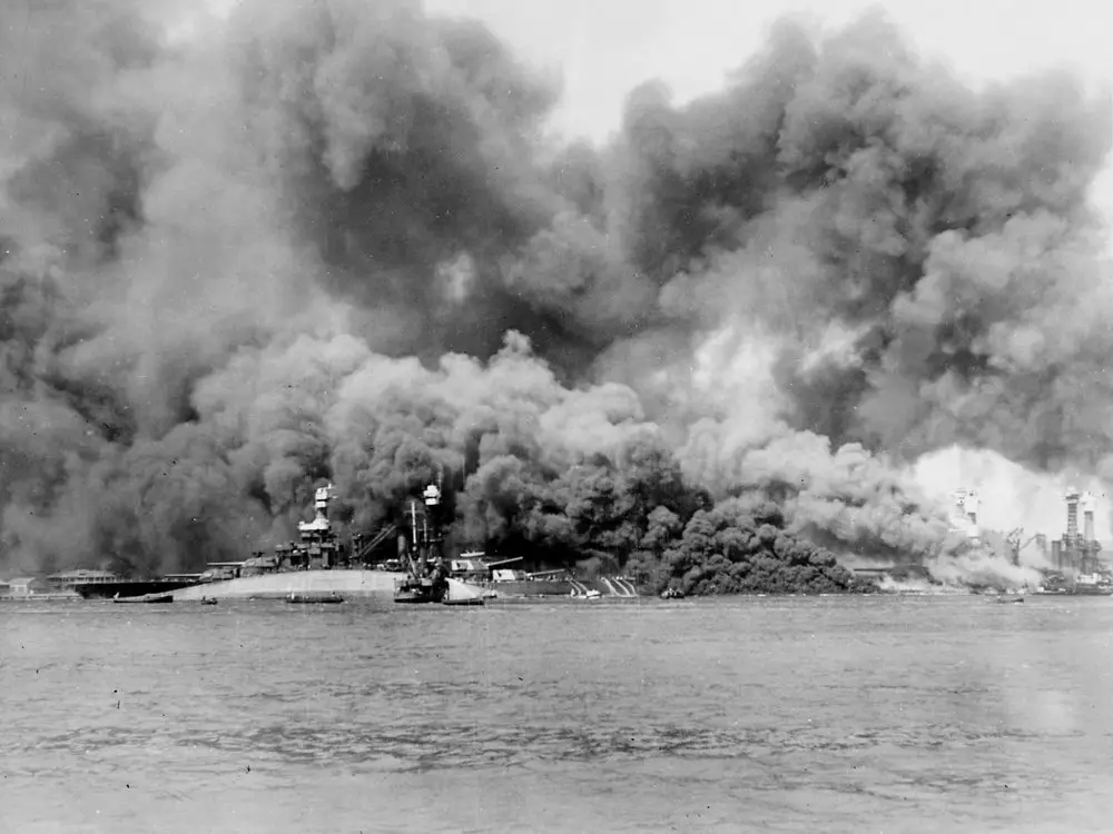 USS Oklahoma står i lågor under attacken mot Pearl Harbor