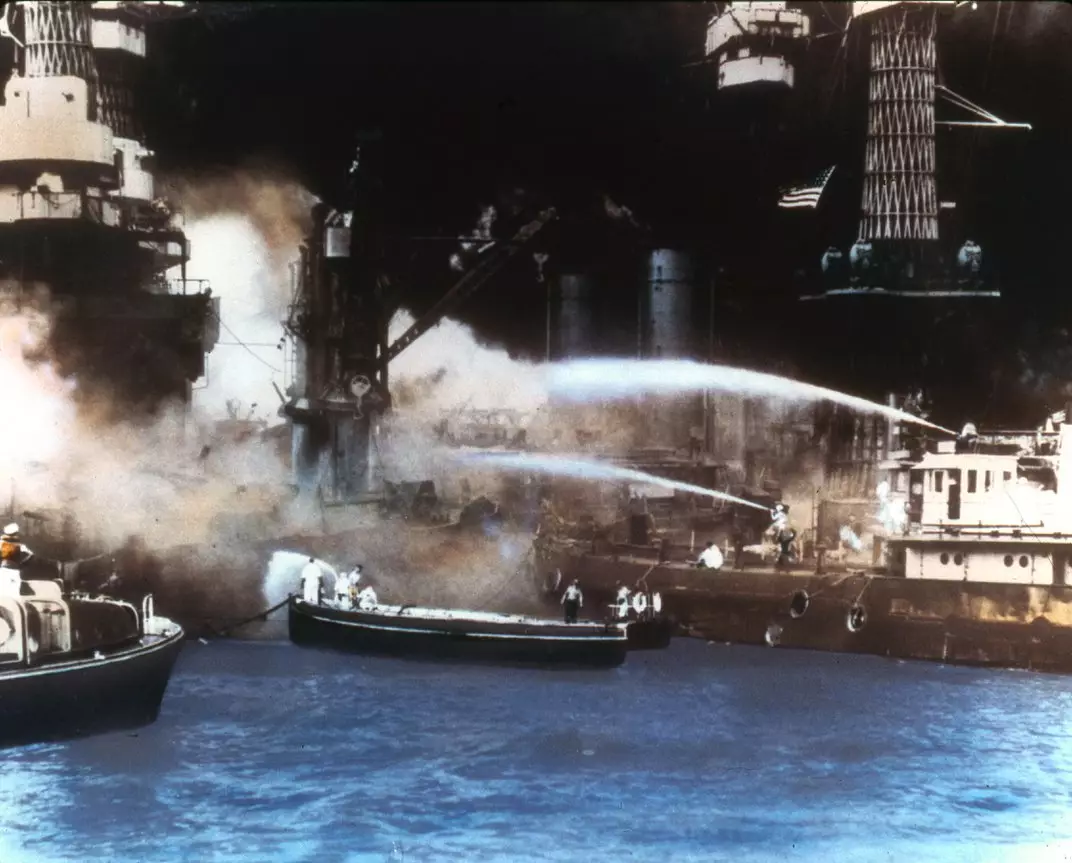 Jūrnieki mēģina dzēst ugunsgrēkus ASV Rietumvirdžīnija.