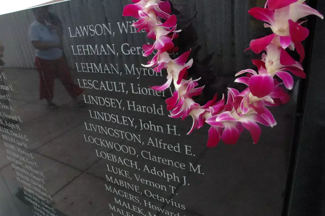 Orchid lei přehozený přes památník se jmény U.S.S. oběti Oklahomy