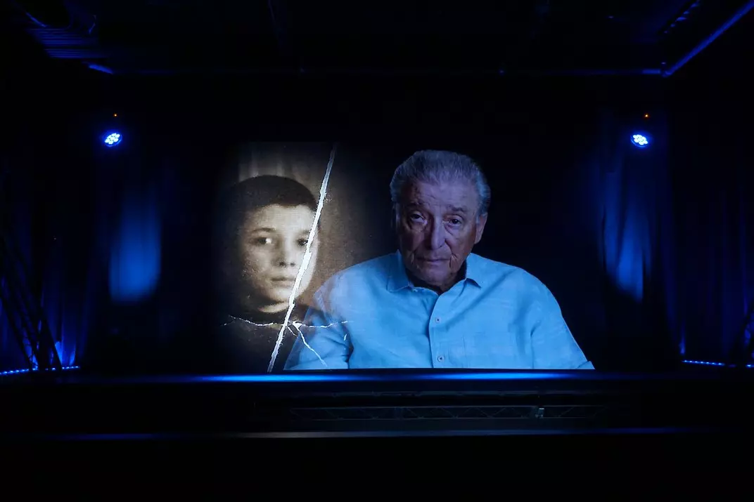 イリノイ州の展示では、訪問者は13人のホロコースト生還者のホログラムと話すことができます 10134_1
