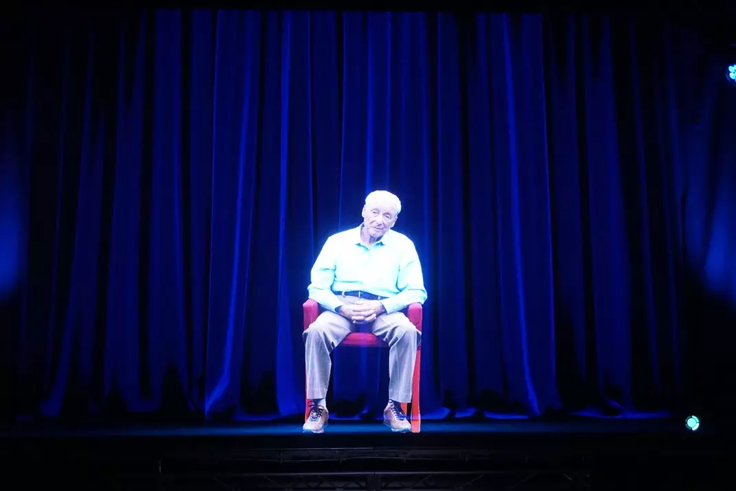 An Exhibit in Illinois Allows Visitors to Talk with Holograms of 13 Holocaust Survivors 10134_2