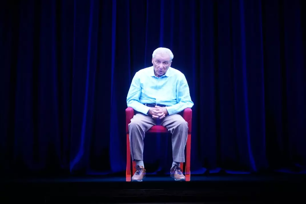 An Exhibit in Illinois Allows Visitors to Talk with Holograms of 13 Holocaust Survivors 10134_3