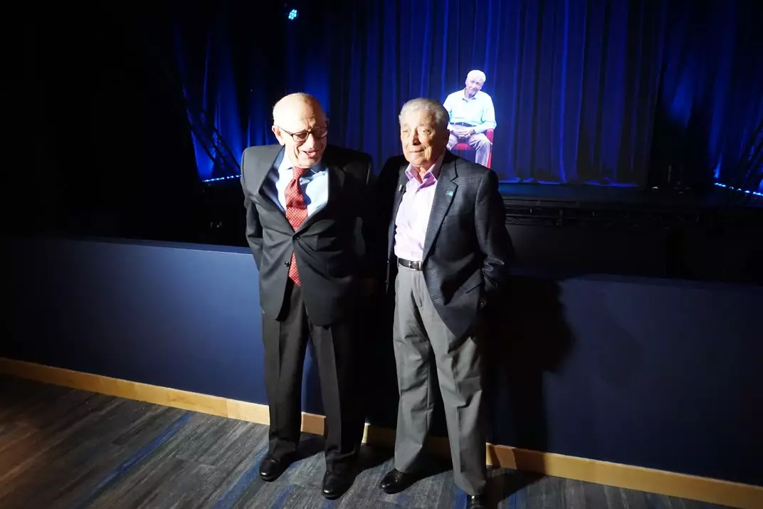An Exhibit in Illinois Allows Visitors to Talk with Holograms of 13 Holocaust Survivors 10134_5