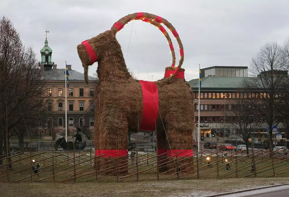 لمدة 50 عامًا ، احتفلت هذه المدينة السويدية بموسم عيد الميلاد مع ماعز عملاق من القش