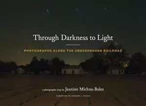Miniatura podglądu dla „Przez ciemność do światła: fotografie wzdłuż metra (fotografie nocne, fotografie podziemnej kolei i eseje)