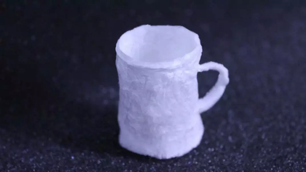 Balto puodelio, pagaminto iš bioplastiko, vaizdas