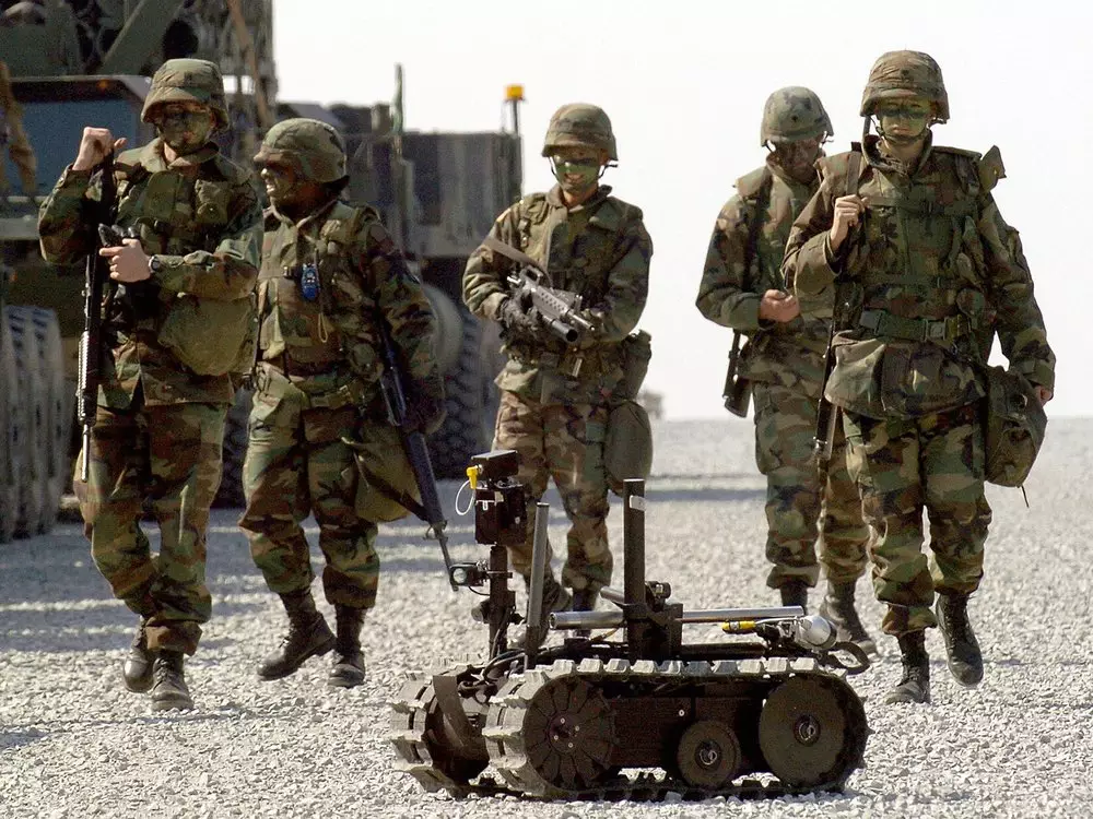 在美韩军队的军事演习中，美国士兵走在军用机器人后面