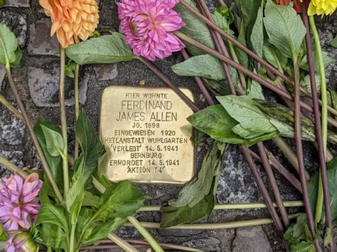 Stolpersteine สำหรับ Ferdinand James Allen ด้วยดอกไม้