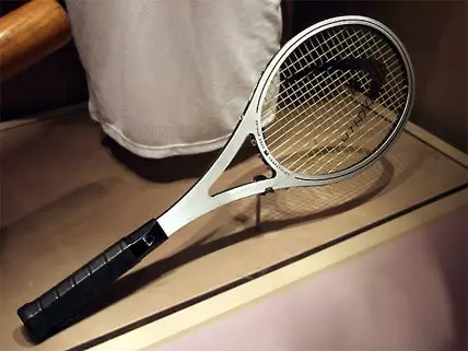 American History Museum osti John Isnerin tennismailan
