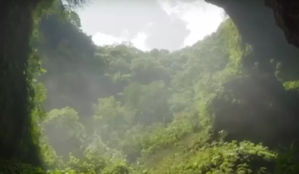 Огромен куп от дупки, открит дълбоко в планинския северозапад на Китай