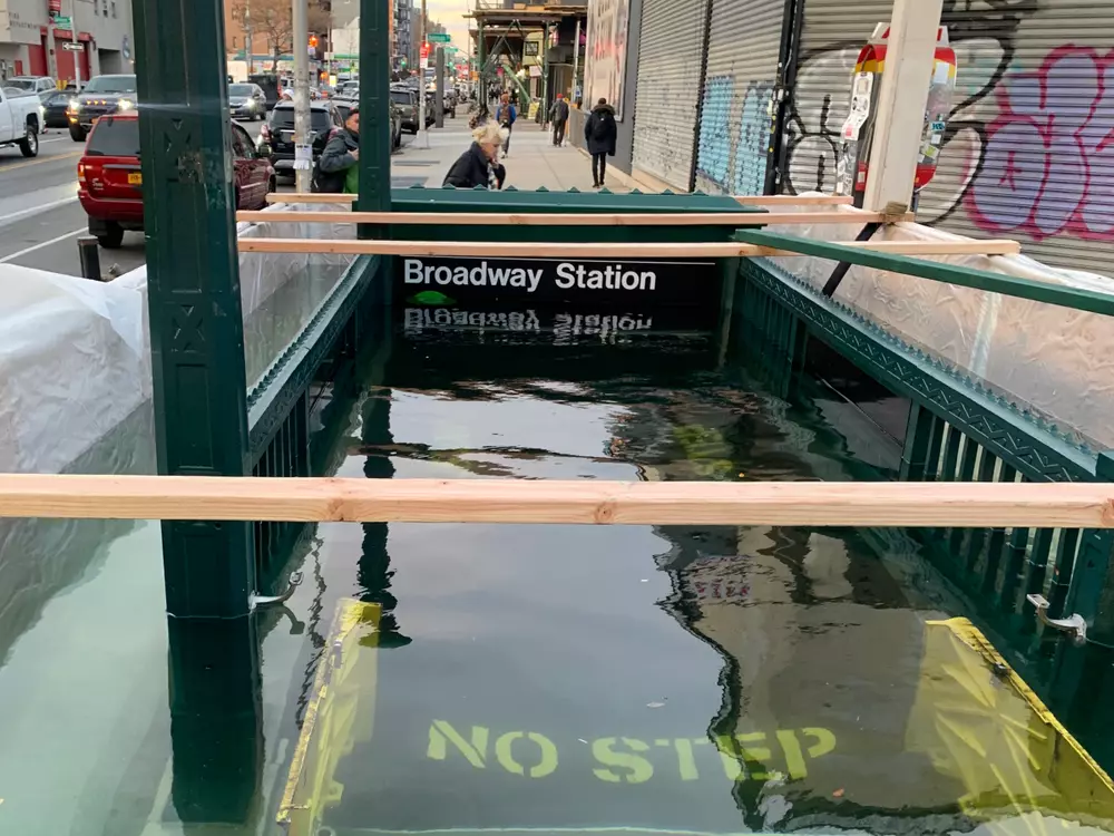 Stasiun kereta bawah tanah NYC kebanjiran