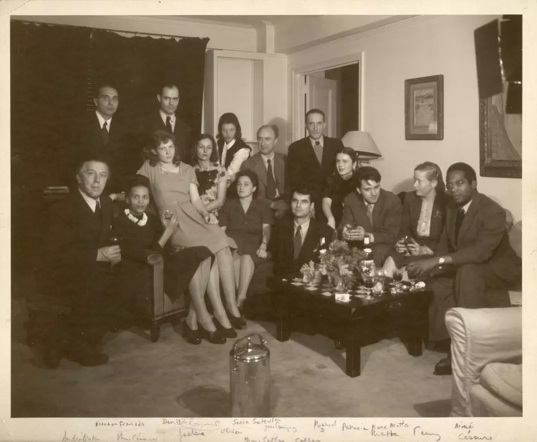 Duchamp s velikom grupom ljudi u dnevnoj sobi