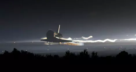 Pendaratan terakhir program pesawat ulang-alik NASA, di Kennedy Space Center