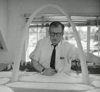 سارینین 1957 میں محراب کے ایک ماڈل کے ساتھ کام کر رہے ہیں۔