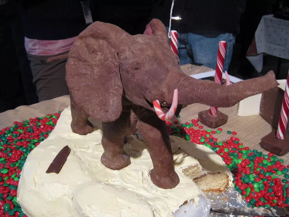 史密森尼國家自然歷史博物館圓形大廳中的非洲叢林象巧克力模型，放在慶祝博物館的節日蛋糕上。 （史密森學會）