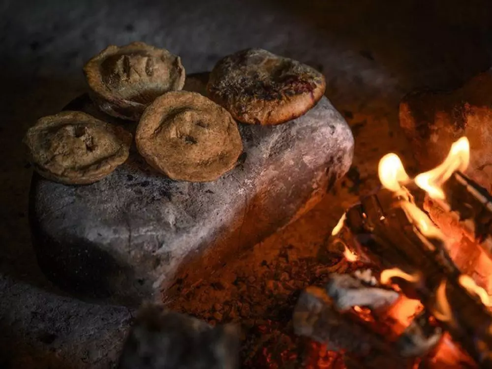 маленькие пирожки, приготовленные на горячем камне у огня