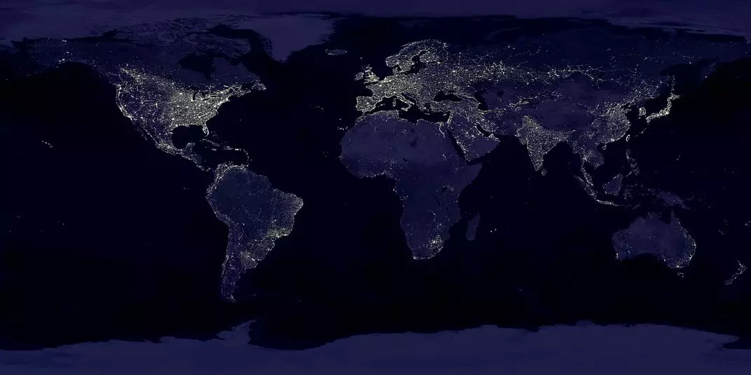 الأرض من الفضاء ليلا