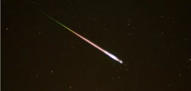 Sibeha vê Sêşemê, Bermahiyên Kometek Dimirin Divê Meteorên Zehf Ronahî derxînin