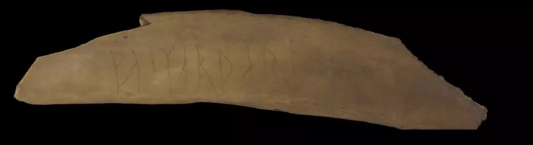 Et stykke knogle med runer skåret ind i overfladen