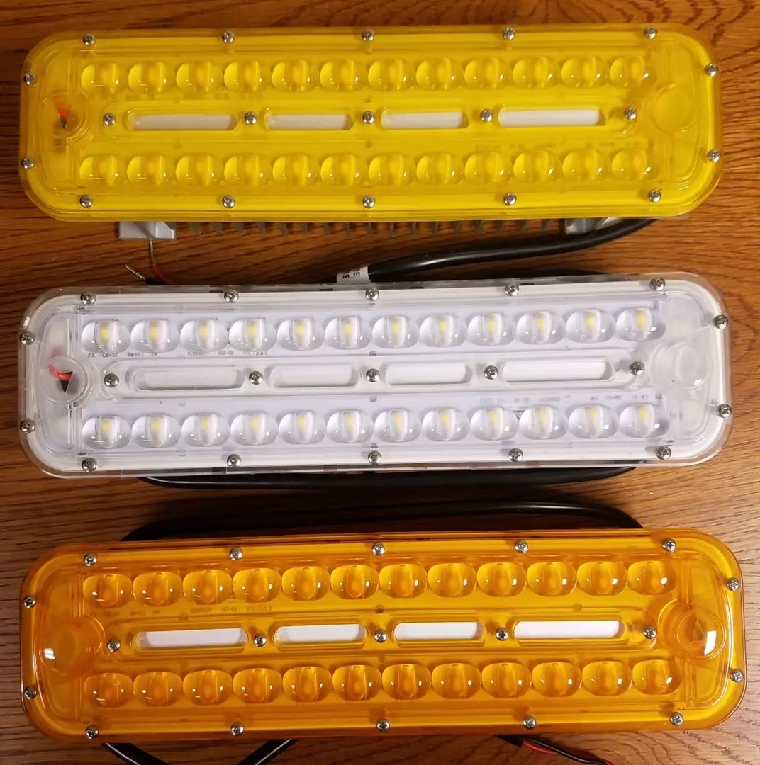 Les trois lampes utilisées dans l'étude : de haut en bas une lampe LED 3000k avec un filtre jaune, sans filtre et avec un filtre ambre