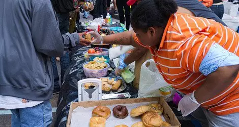 Линия за разпределение на храна на протестите Occupy Wall Street в Манхатън