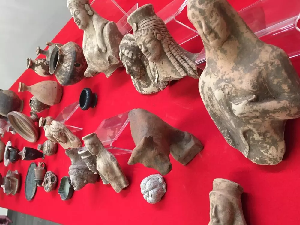 Owerhede herwin 10 000 artefakte wat gesteel is deur die Internasionale Antiquities Handel Ring