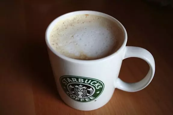 Prisen på en Starbucks-kaffe har ingenting med prisen på kaffebønner å gjøre
