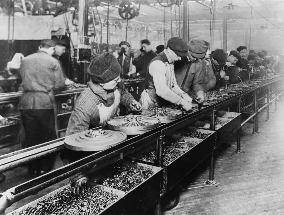 Năm 1913, Henry Ford giới thiệu dây chuyền lắp ráp: Công nhân của ông ghét nó