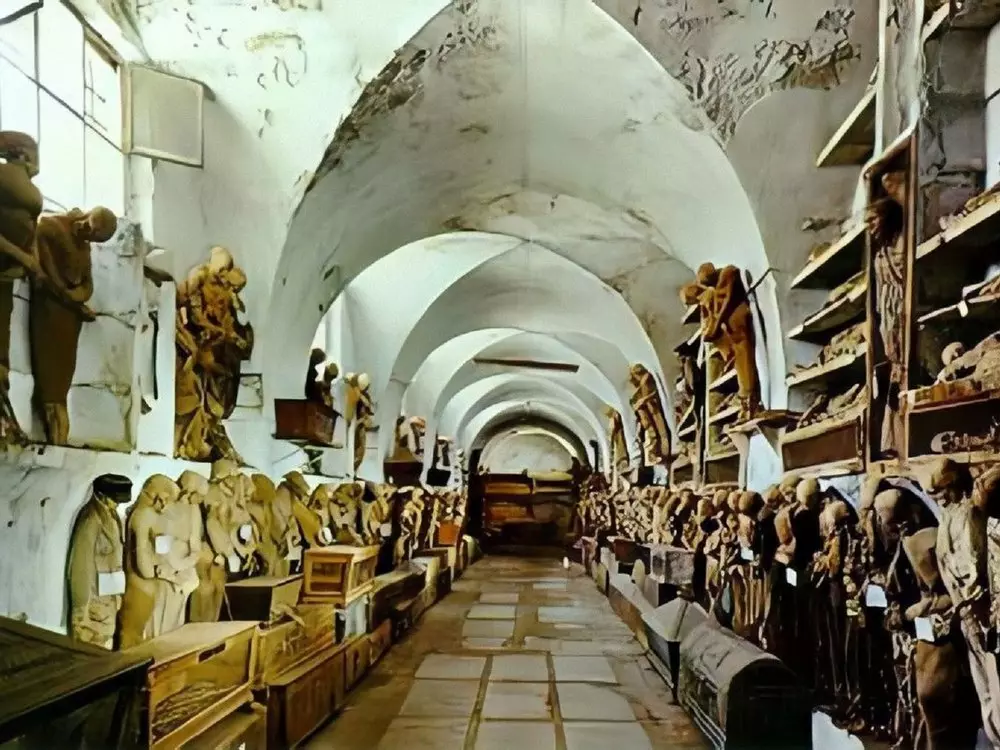 grande salle aux murs tapissés de corps conservés