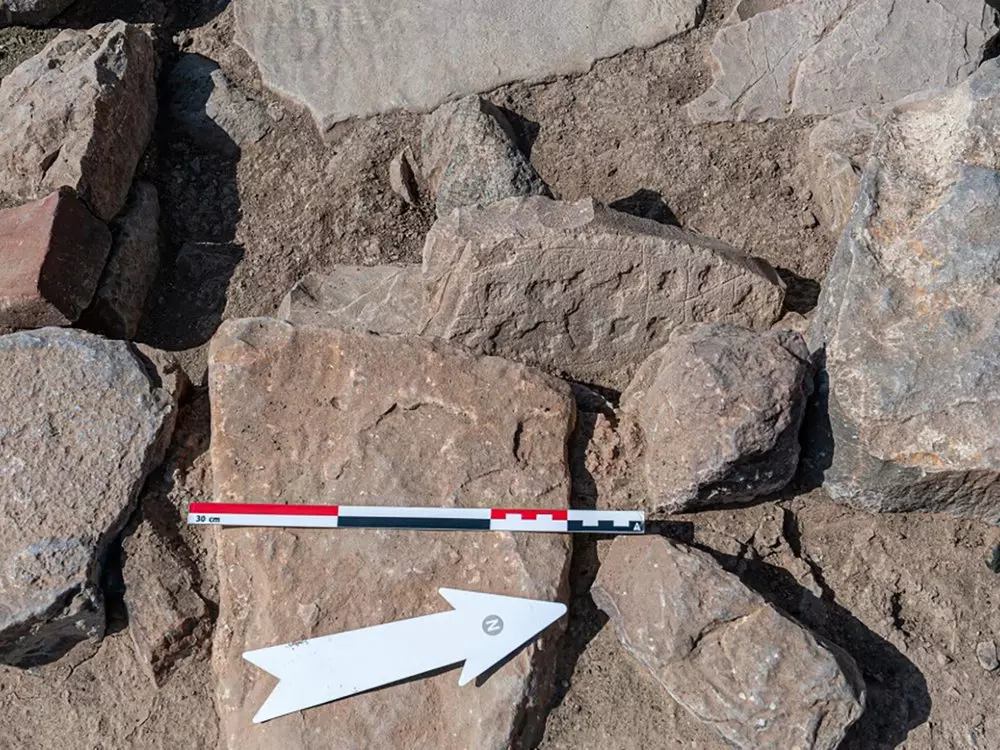 考古学者がオマーンで4、000年前のストーンボードゲームを発掘