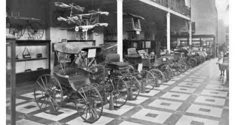 Výstava automobilov z roku 1894 v terajšej budove Smithsonian Arts and Industries Building