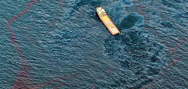 Pracovní člun poblíž místa poškozené plošiny Deepwater Horizon