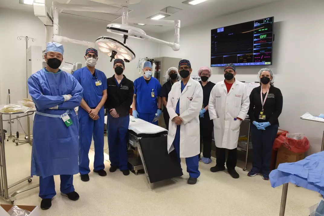 Тим медицинских стручњака одговорних за операцију позира за фотографију у операционој сали