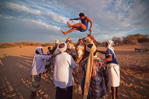Спортот на скокање со камили 10583_6