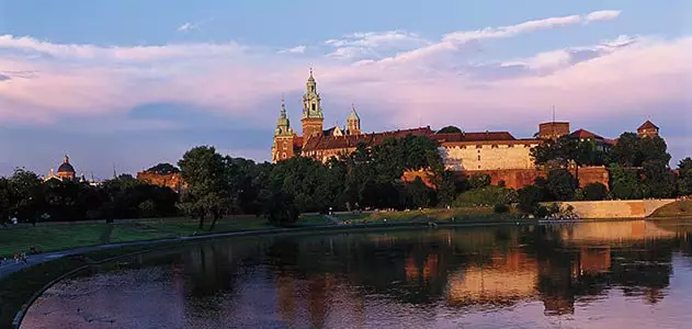 Veiksel-joki ja Wawelin linna Krakovassa Puolassa