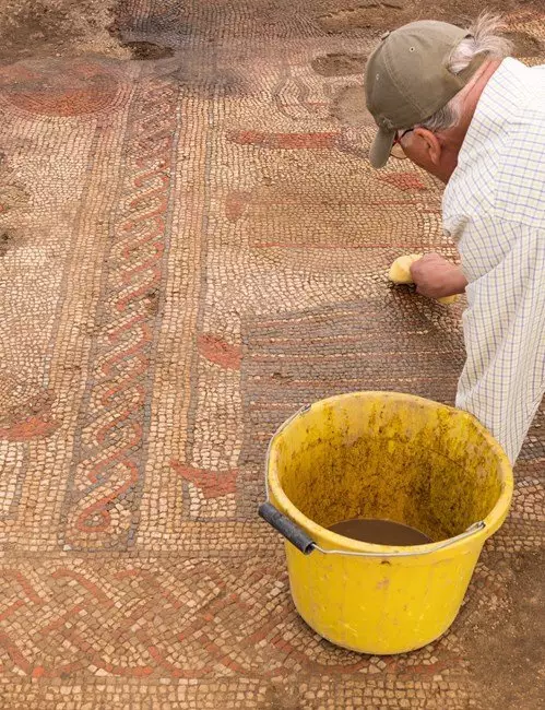 muž čištění mozaiky
