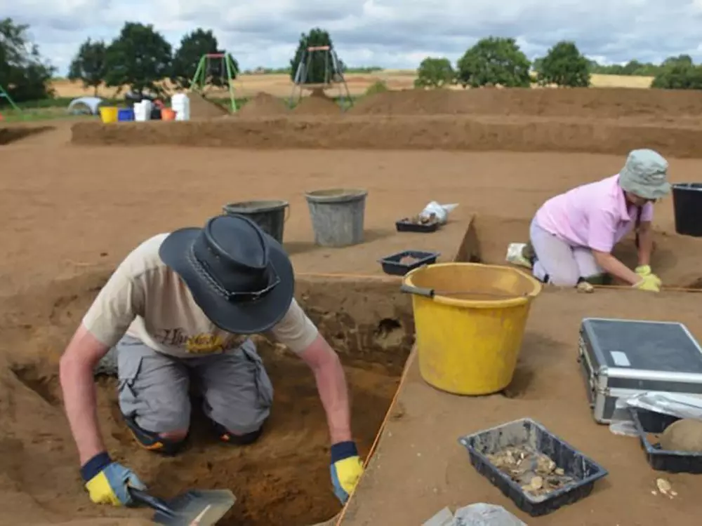 Arkæologer graver i sediment og leder efter artefakter ved en udgravning i Rendlesham
