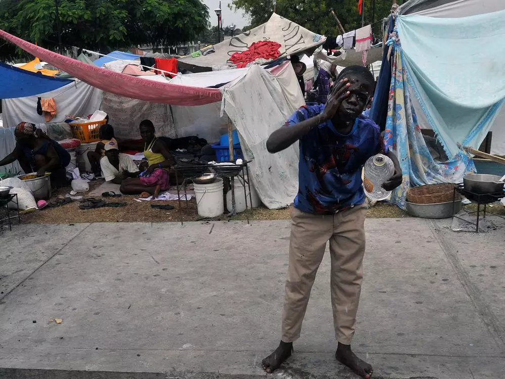 집을 잃은 많은 아이티인들은 현재 위태로운 수용소에서 살고 있습니다