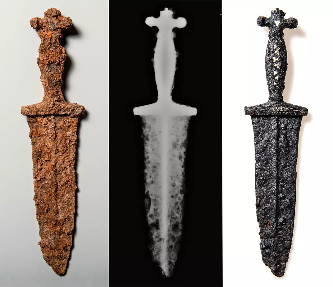 De L a D: La daga abans de la restauració, tal com es veu en una radiografia i després de la restauració