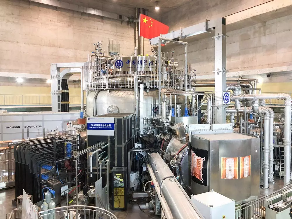 Obrázek čínského experimentálního pokročilého supravodivého tokamaku (EAST)