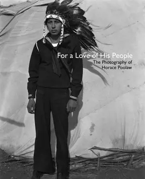 Peržiūros miniatiūra už meilę savo žmonėms: Horacijaus Poolaw fotografija (Henry Roe Cloud serija apie Amerikos indėnus ir modernumą)