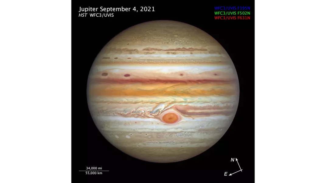 Тасвири сайёраи Юпитер, ки аз ҷониби телескопи кайҳонии Хаббл гирифта шудааст. Атмопфераи сайёра бо бандҳои зангзада, норанҷӣ ва гардишҳои сафед печида аст