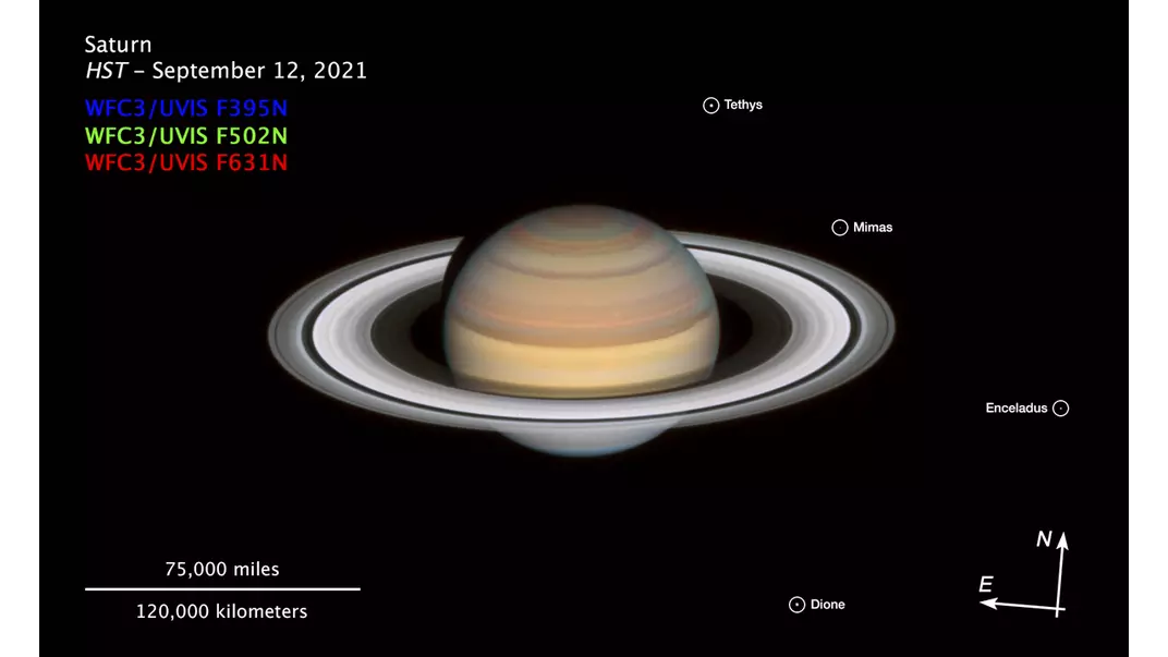 Setšoantšo sa Saturn se nkiloeng ke Hubble Space Telescope. Saturn e pota-potiloe ke mehele ea eona e mebala ea silevera.
