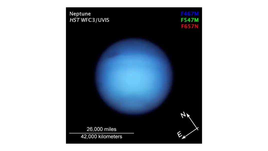 Een afbeelding van Neptunus. De planeet heeft een diepe saffierkleur.
